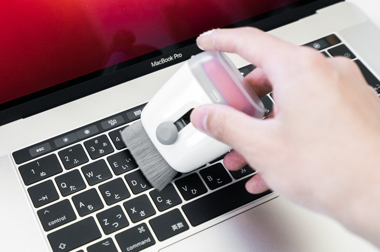 【OXO】うわ、PCきったな…そんな時には、この「1個2役クリーナー」がオススメです