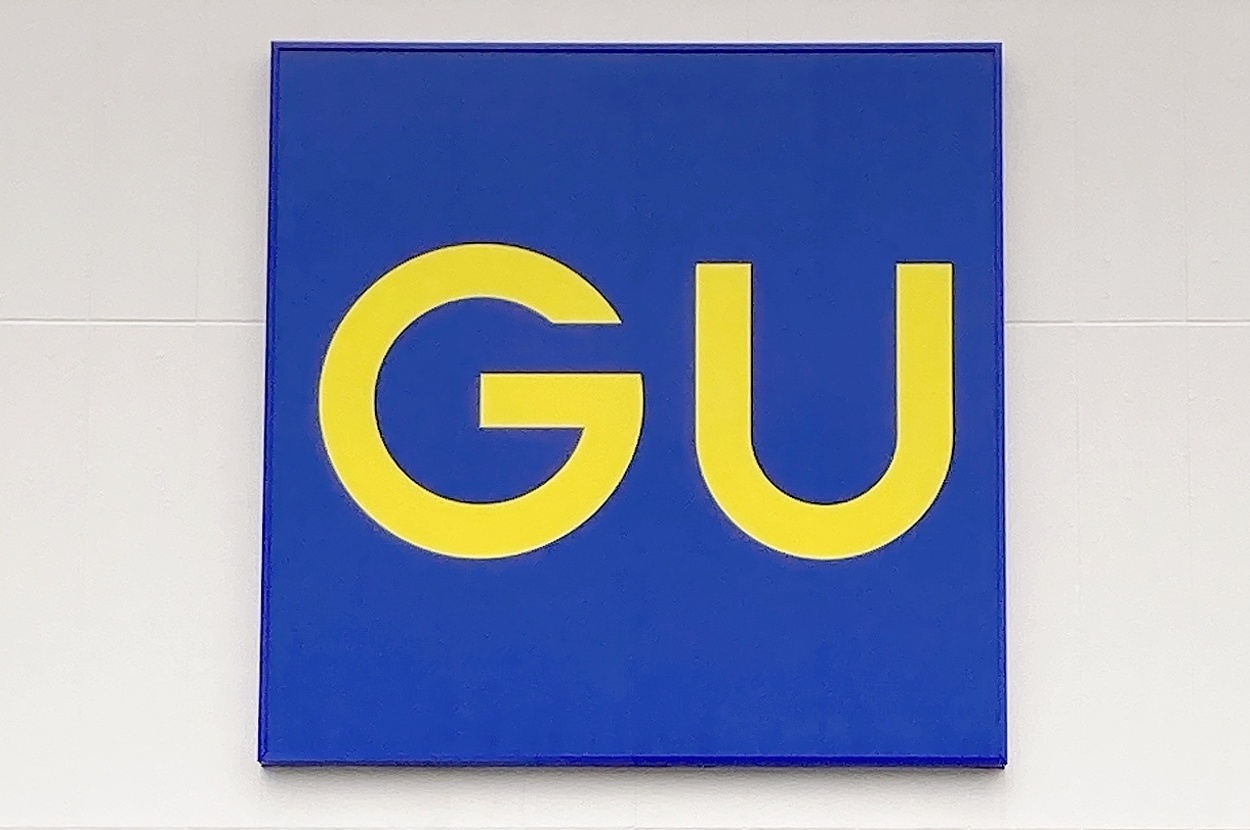 【画像・動画】ペットボトルも余裕で入る！GUの「1990円バッグ」軽くて大容量だからめっちゃ便利なの！