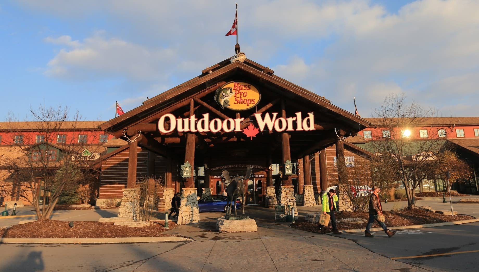 Alabama Man Arrested After Stripping Naked, Jumping Into Aquarium, and ...