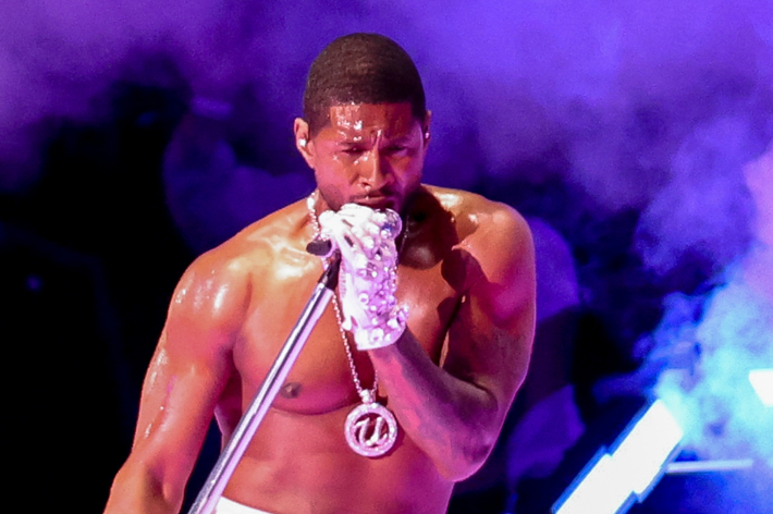 Usher Air Jordan 4 Chrome Super Bowl LVIII Performance | Complex