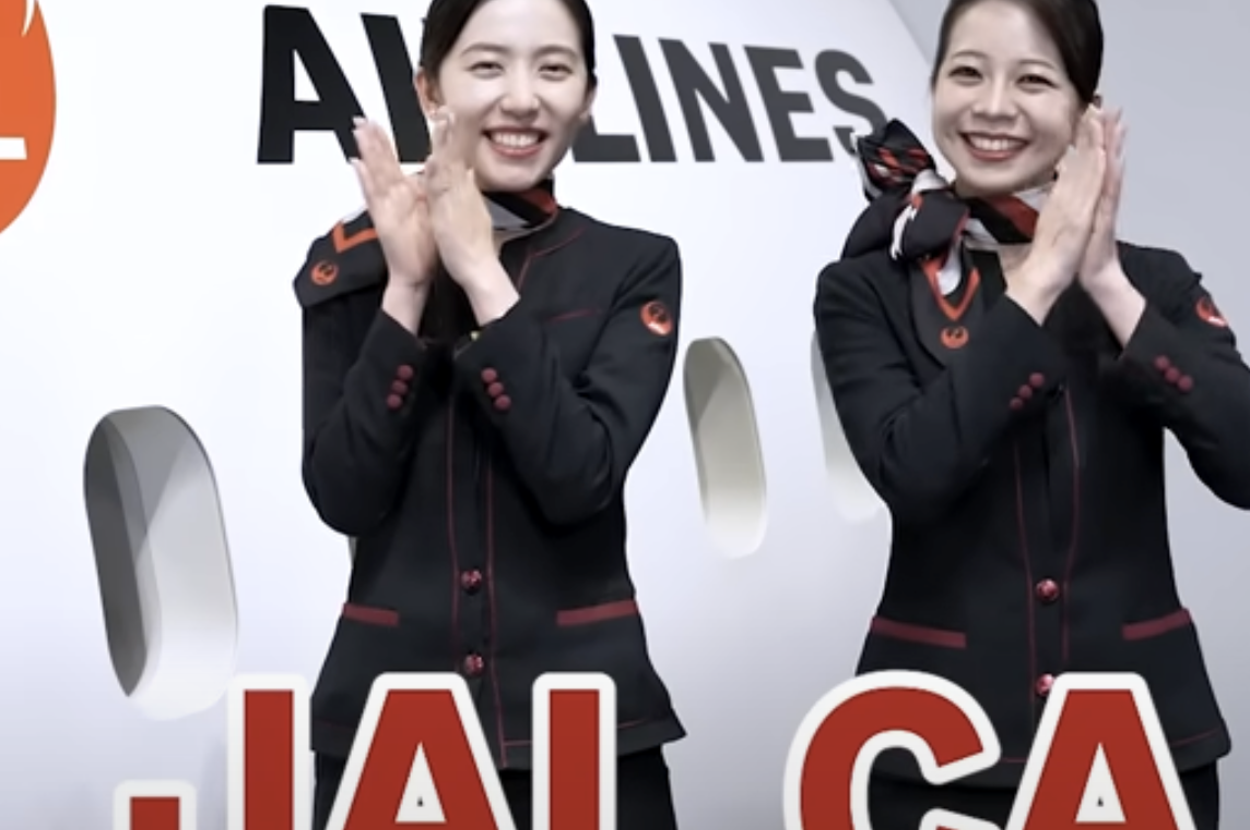 【動画】JALの「70年間の歴代CA制服」をぜんぶ見る！ 現役CAが試着した姿も「とても可愛い」「お似合いです」