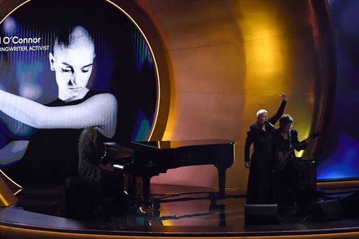 Annie Lennox Calls For A Ceasefire At The Grammys Annie Lennox Calls For A Ceasefire At The Grammys