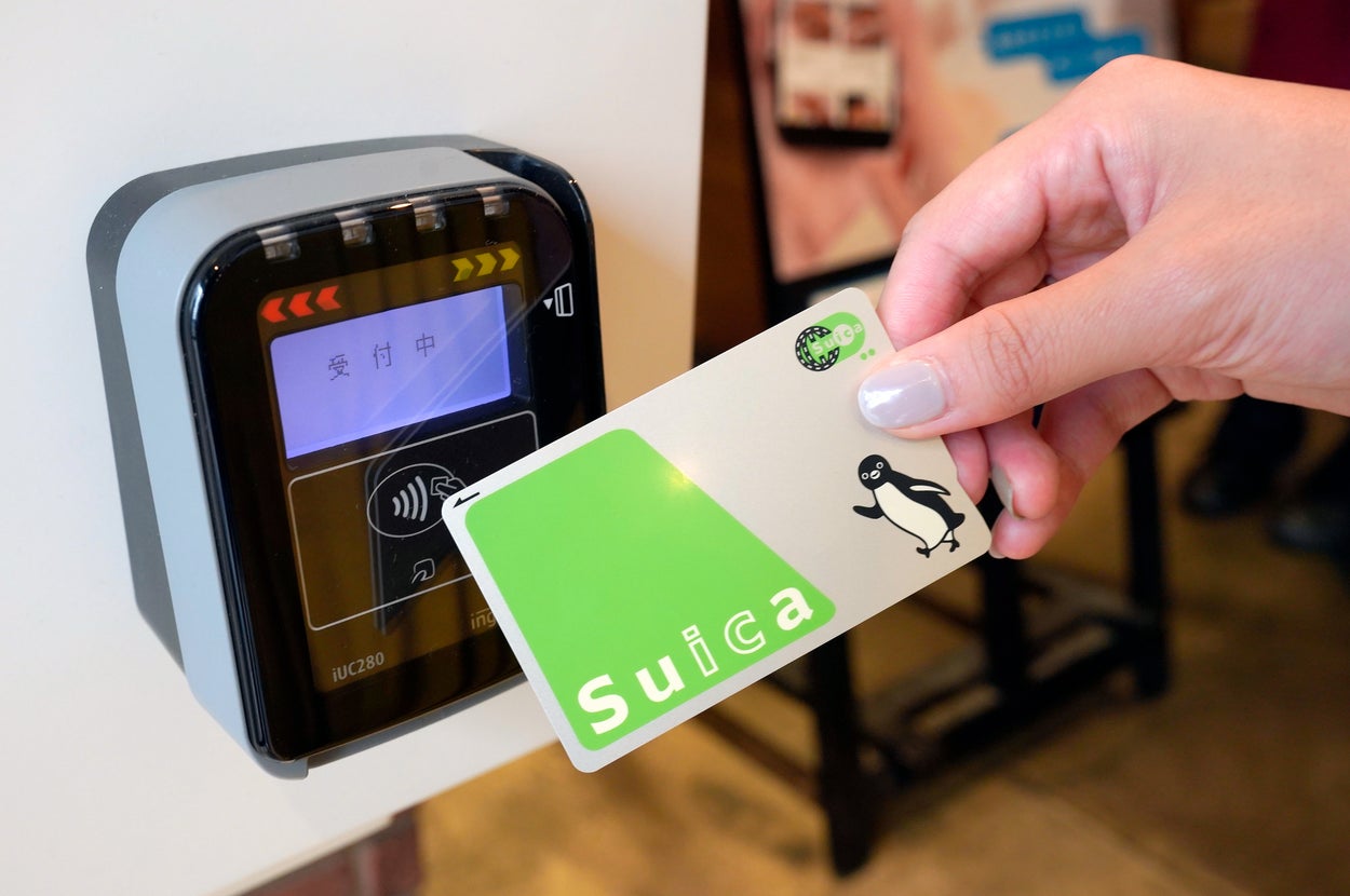 「誰か駅のホームでSuica落としてるよ」→とんでもない光景に驚きの声「えらい真っ赤で…」これは二度見するわ！