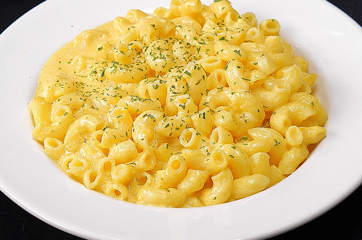 【魔法の粉で簡単】カレー風味マカロニチーズ レシピ・作り方｜Tasty