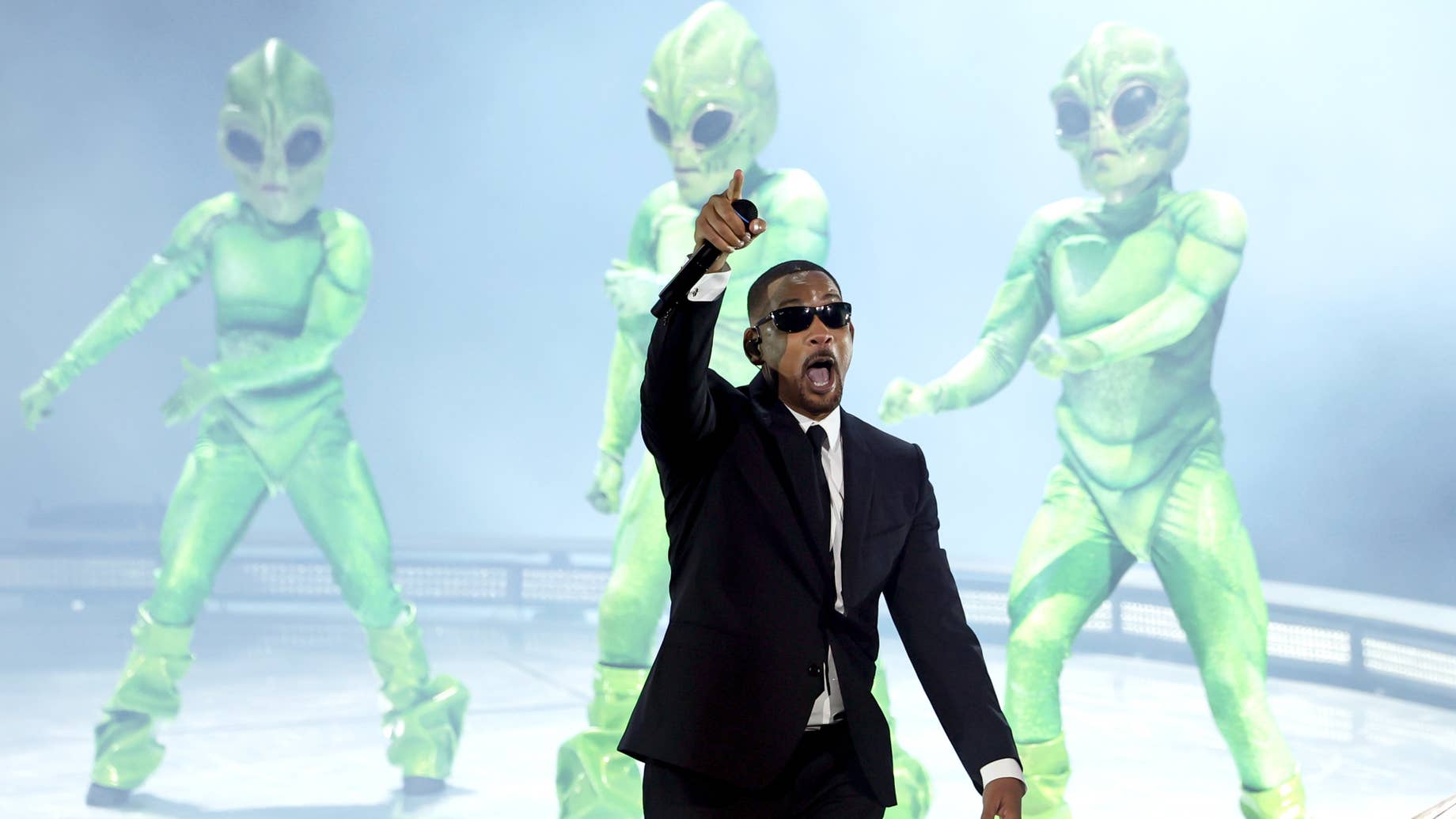 Will Smith Brings "Men in Black" to Coachella, Uses Neuralyzer on ...