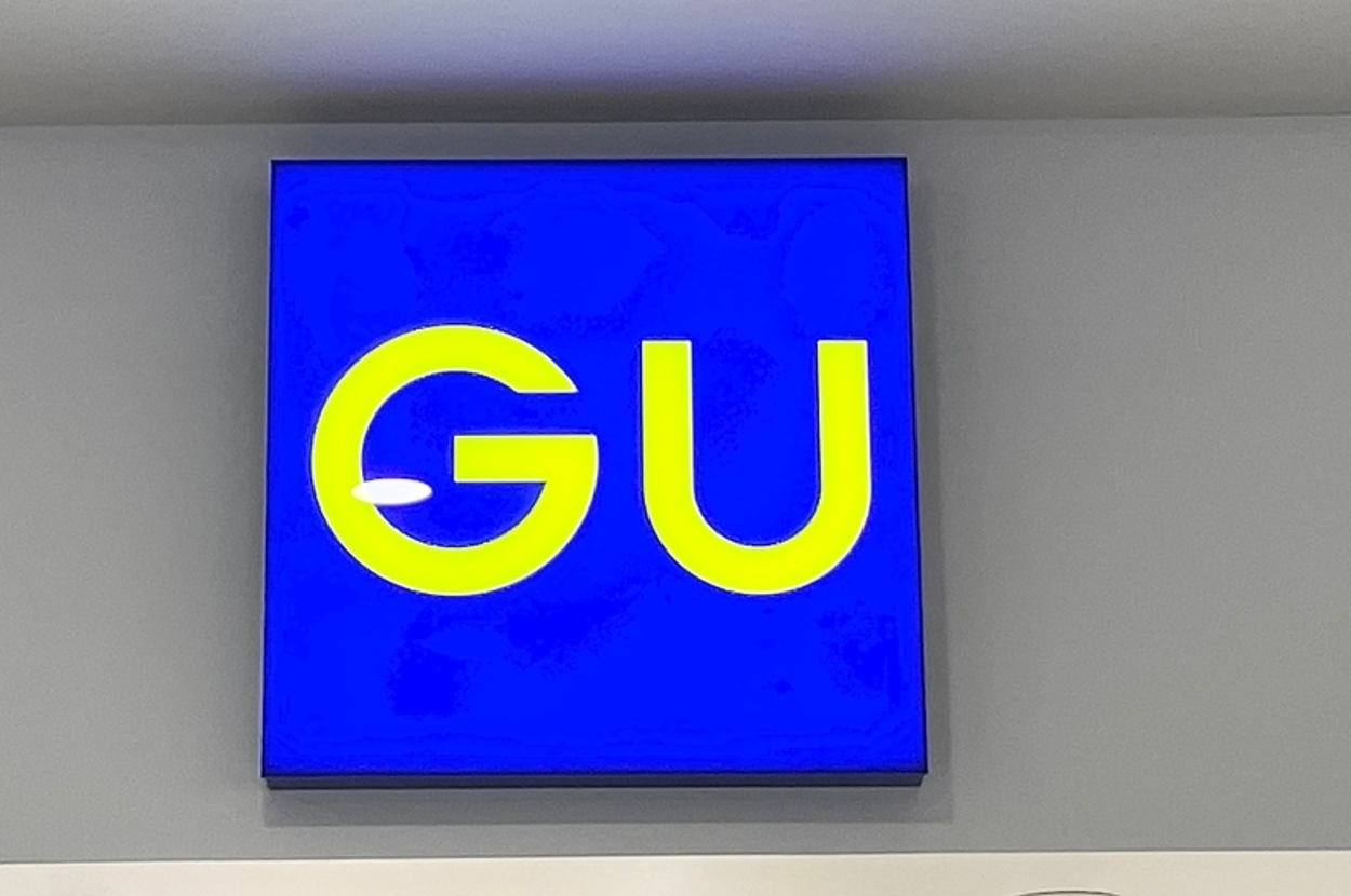 【画像・動画】ほんのり透け感が春コーデに映える〜！GUの「2290円トップス」着回し力もばっちりです！