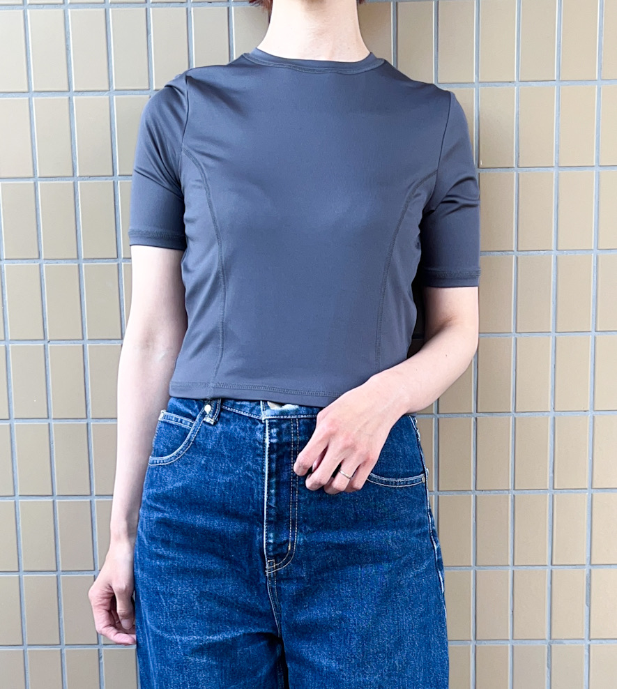 【GU】790円なのに優秀すぎでしょ…！サラサラ快適な「細見えトップス」シルエットが美しいし、二の腕も隠せちゃうの！