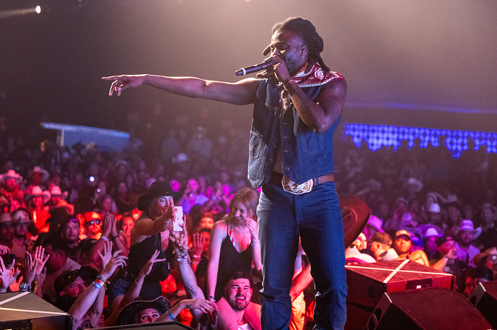 Shaboozey's "A Bar Song" Tops Hot 100, Besting J-Kwon's Original "Tipsy ...