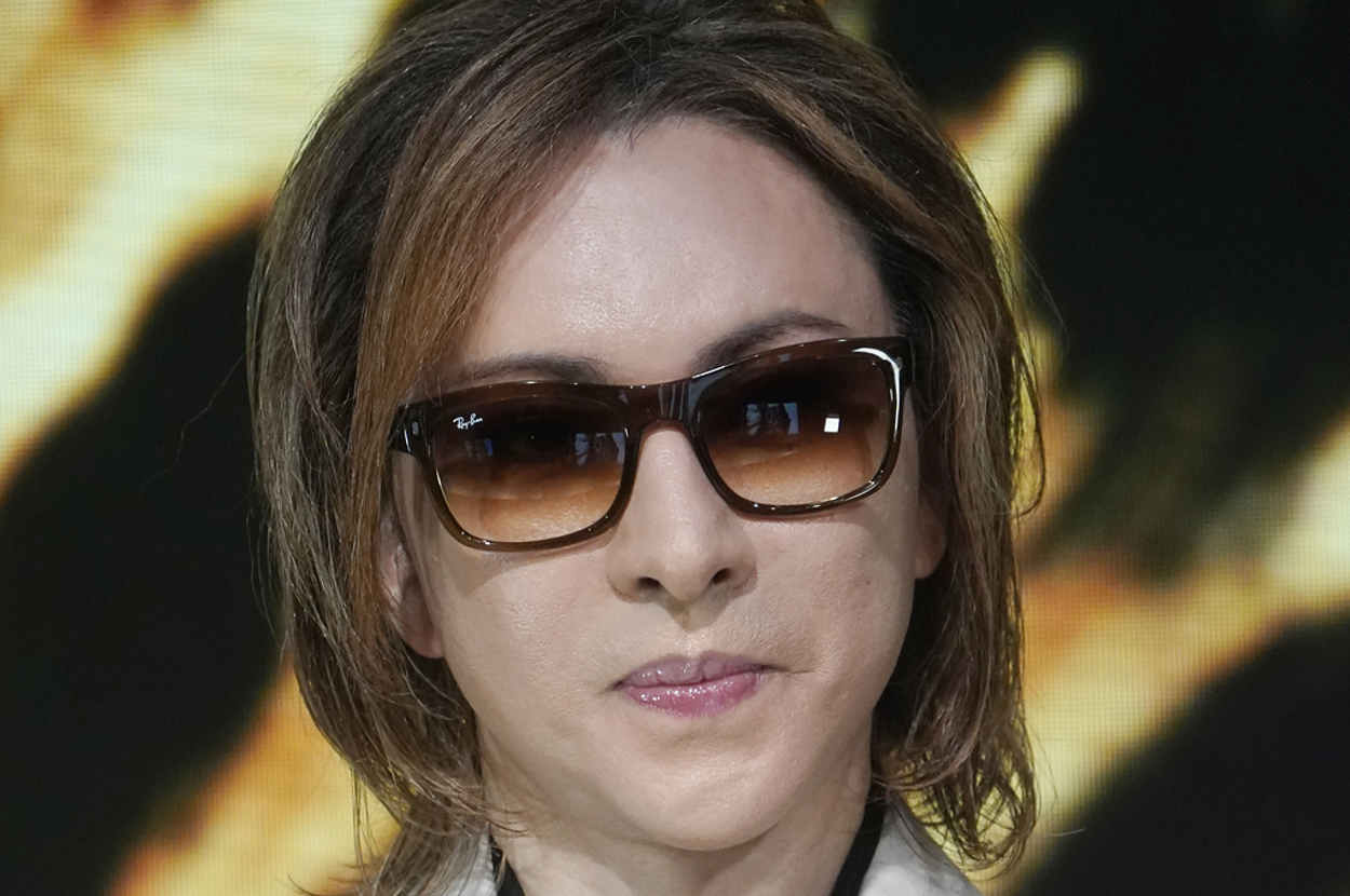 YOSHIKI、貴重な“寝顔ショット”披露に「絵になる」「プライベート感」意外な移動手段にも注目集まる【画像】