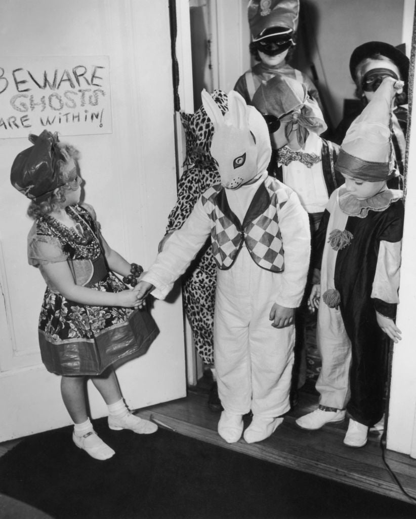 16 Photos Of Scary 1950s Halloween Costumes