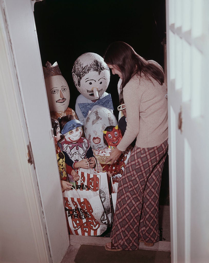 16 Photos Of Scary 1950s Halloween Costumes
