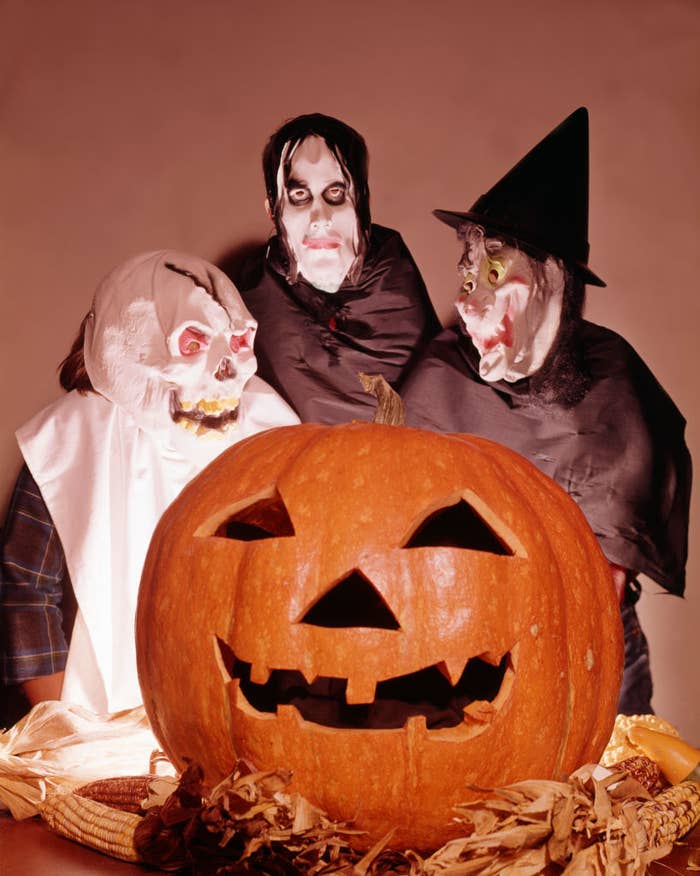 16 Photos Of Scary 1950s Halloween Costumes