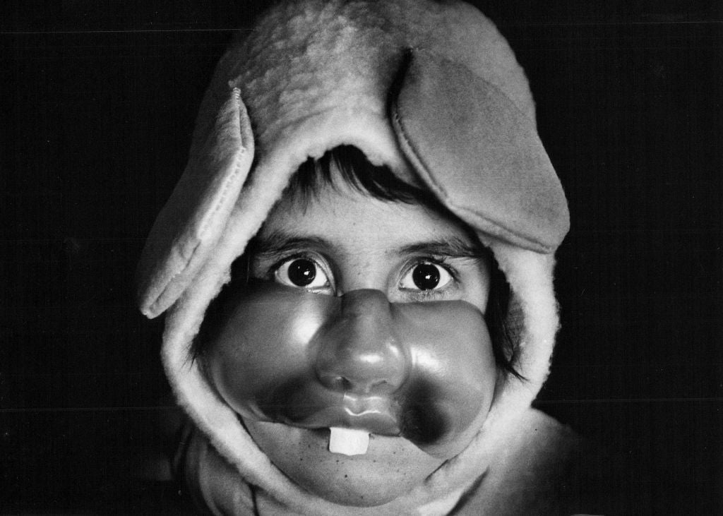 16 Photos Of Scary 1950s Halloween Costumes
