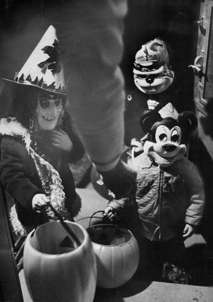 16 Photos Of Scary 1950s Halloween Costumes