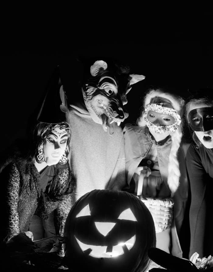 16 Photos Of Scary 1950s Halloween Costumes