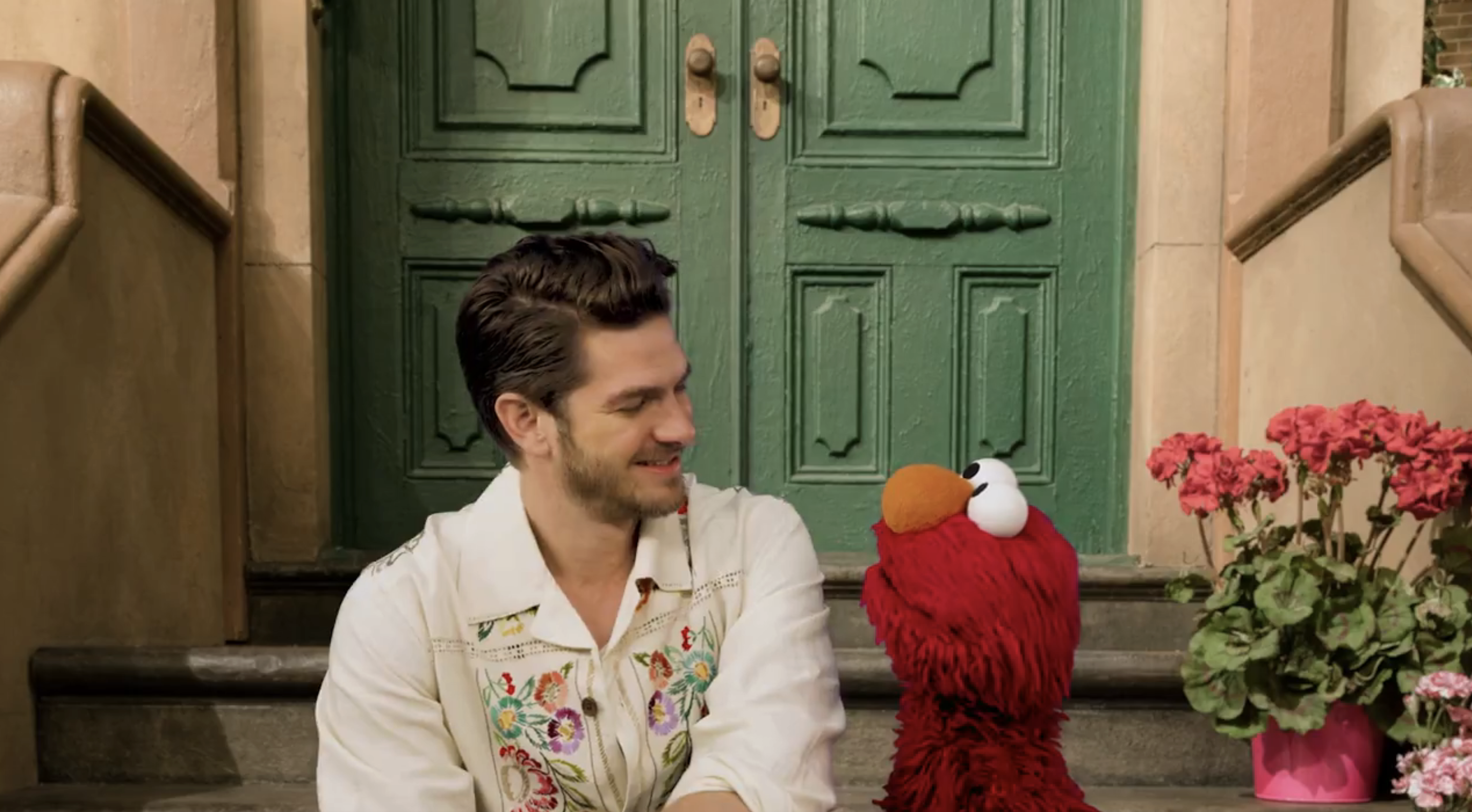 Andrew Garfield Talks With Elmo About His Late Mom And Grief