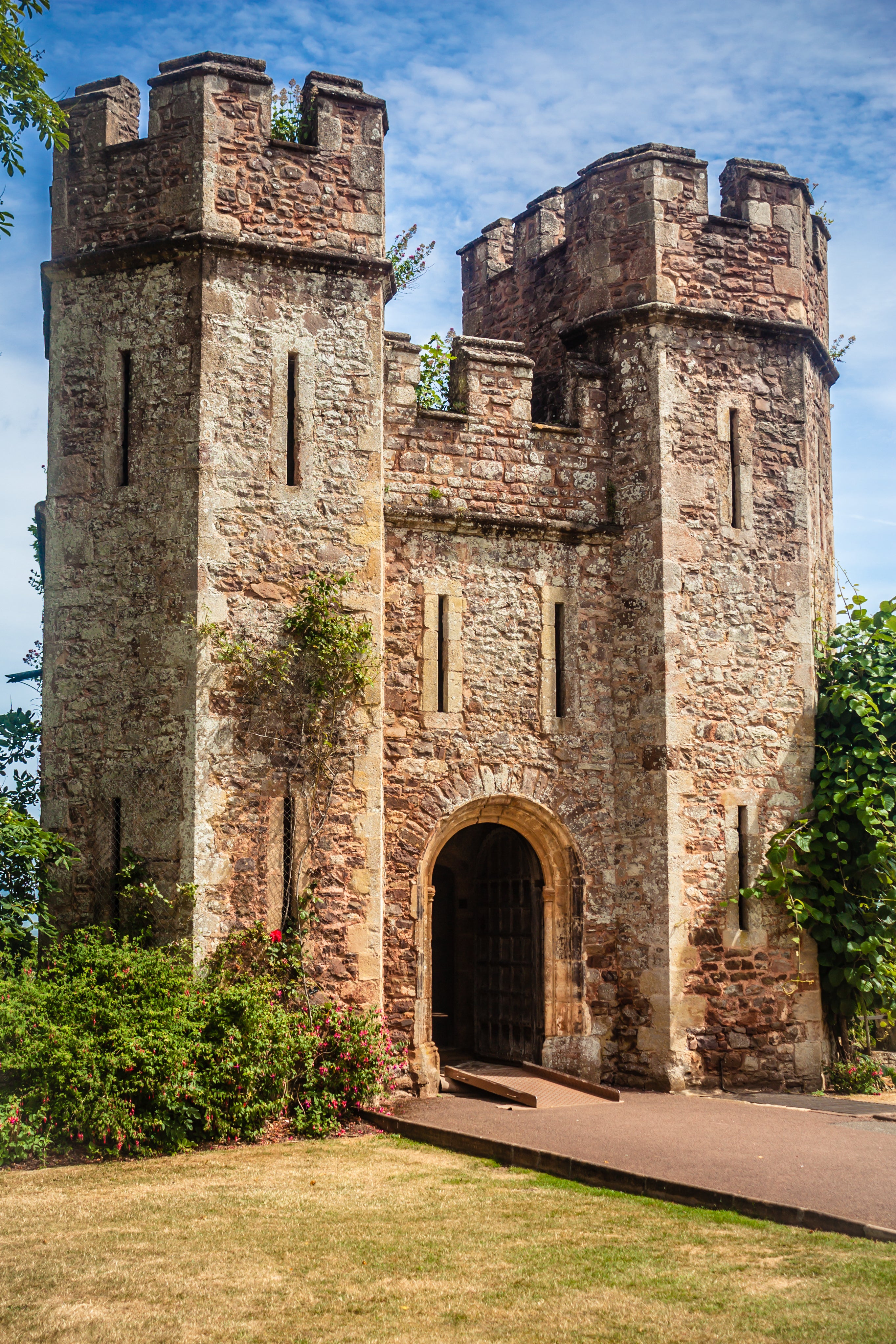 People Share The Creepiest Haunted Places They've Visited