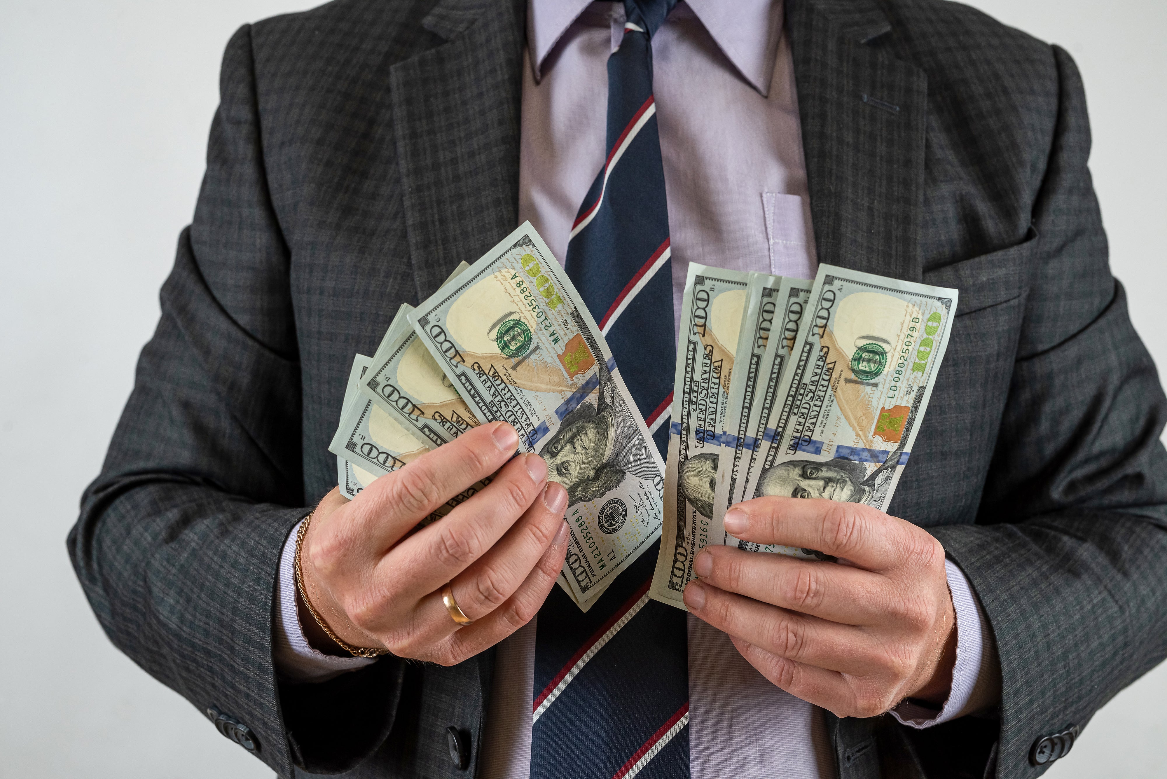 21 Subtle Differences Between Old Money Vs. New Money