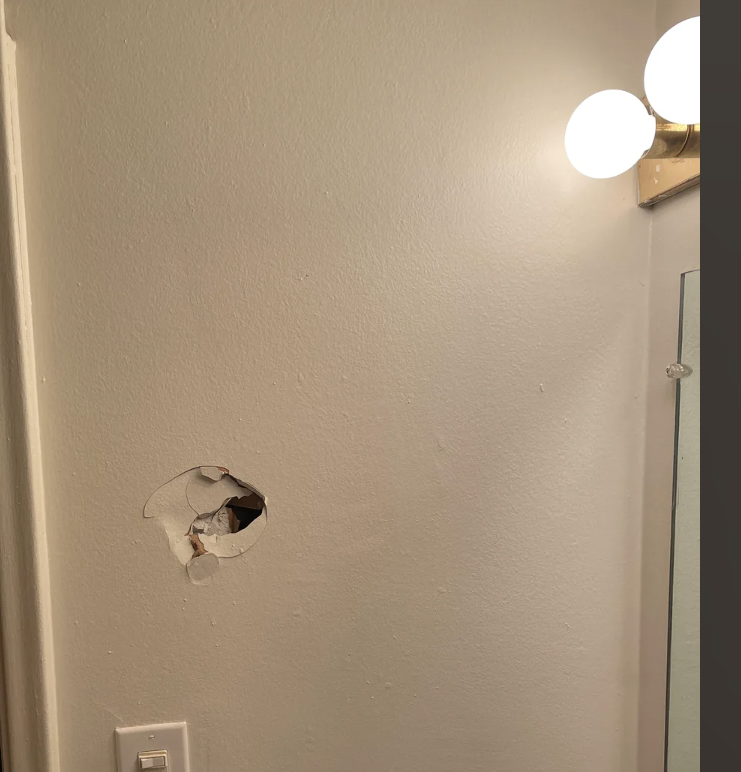 25 Red Flag Items People Saw In Another Person's Home