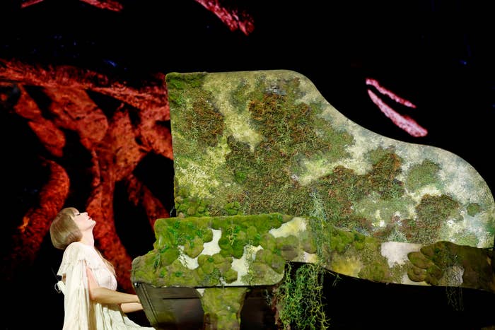 Taylor Starts Sobbing At Last Toronto Eras Tour Show