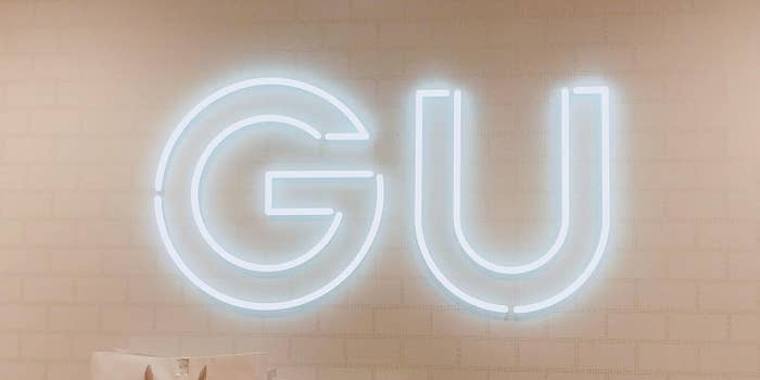 【GU】「脚が細く長く見える」「40代ですが買っちゃいました」2290円の『スカートみたいなパンツ』が主役級のかわいさ！《着用レビュー》