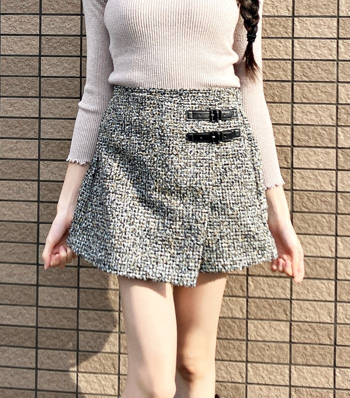 【GU】「脚が細く長く見える」「40代ですが買っちゃいました」2290円の『スカートみたいなパンツ』が主役級のかわいさ！《着用レビュー》