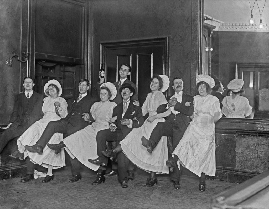 45 Photos Of New Year's Eve Parties From 1870 Onward