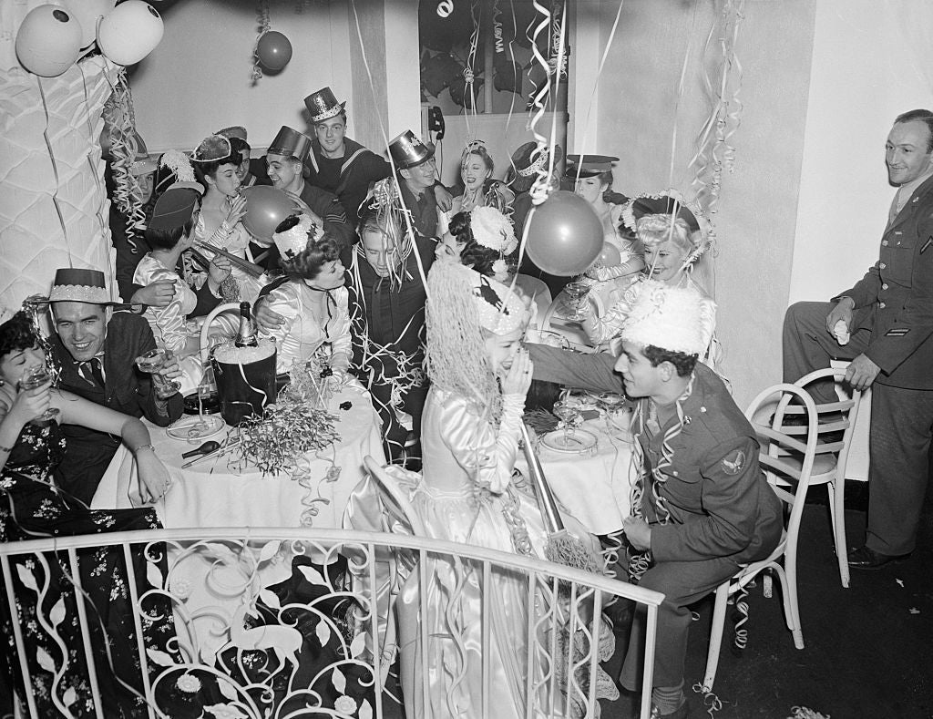 45 Photos Of New Year's Eve Parties From 1870 Onward