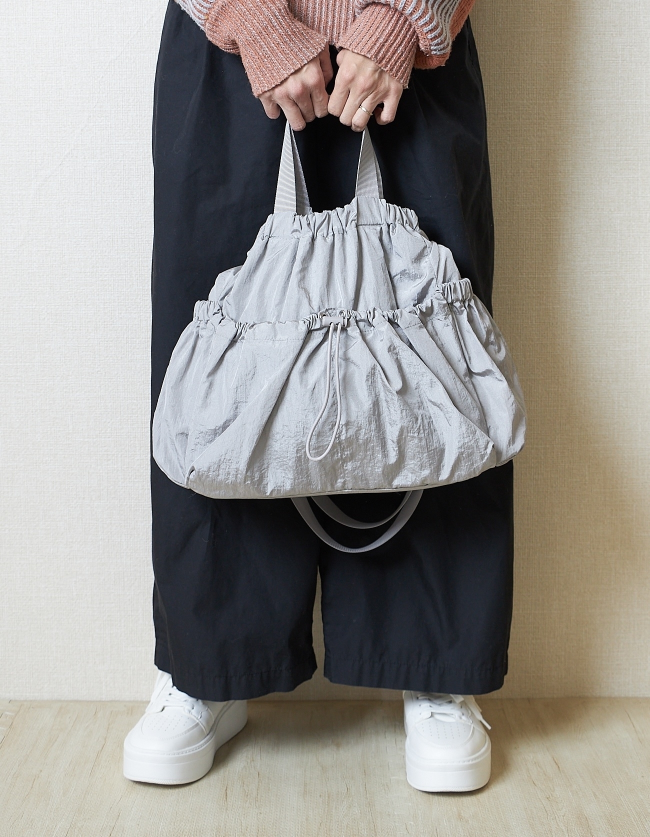 【GU】「最高にカワイイ」「一目惚れしました！」冬コーデがパッと垢抜ける『おしゃれバッグ』3選。トレンド感たっぷりです！《購入レビュー》【写真・動画】