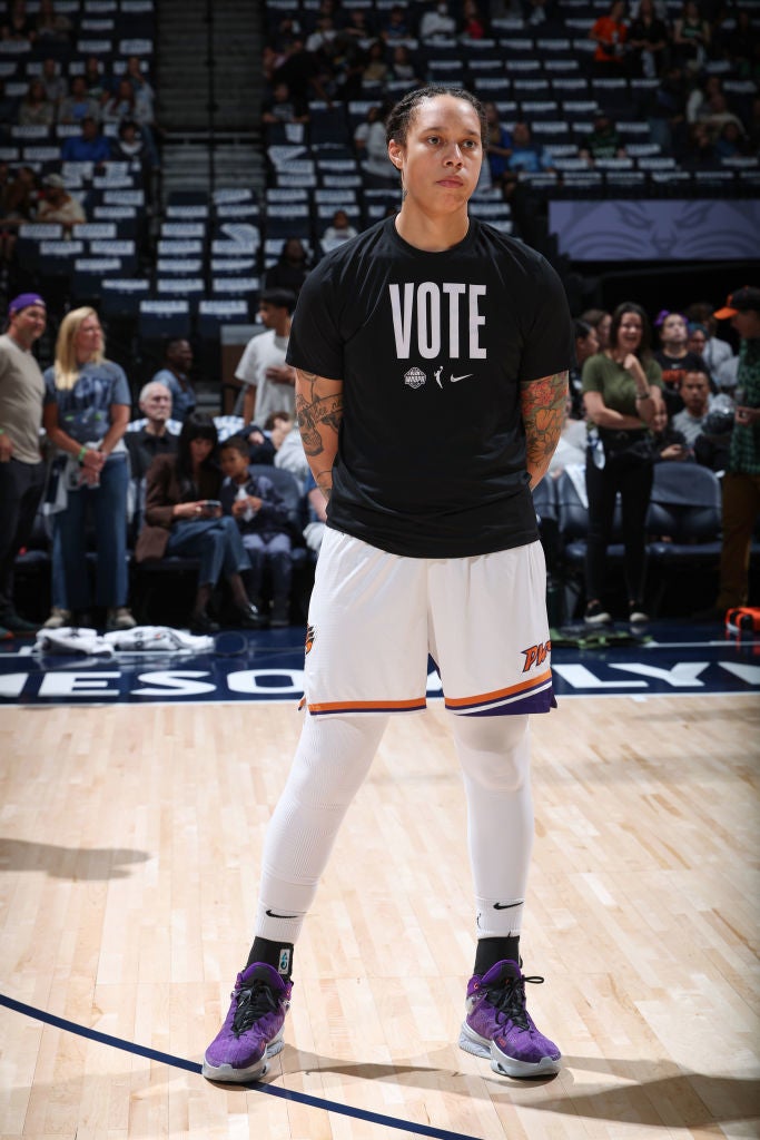 19 Super Tall Celebrities 6'5" Or Above