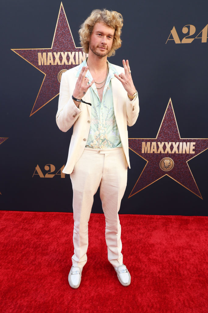 19 Super Tall Celebrities 6'5" Or Above