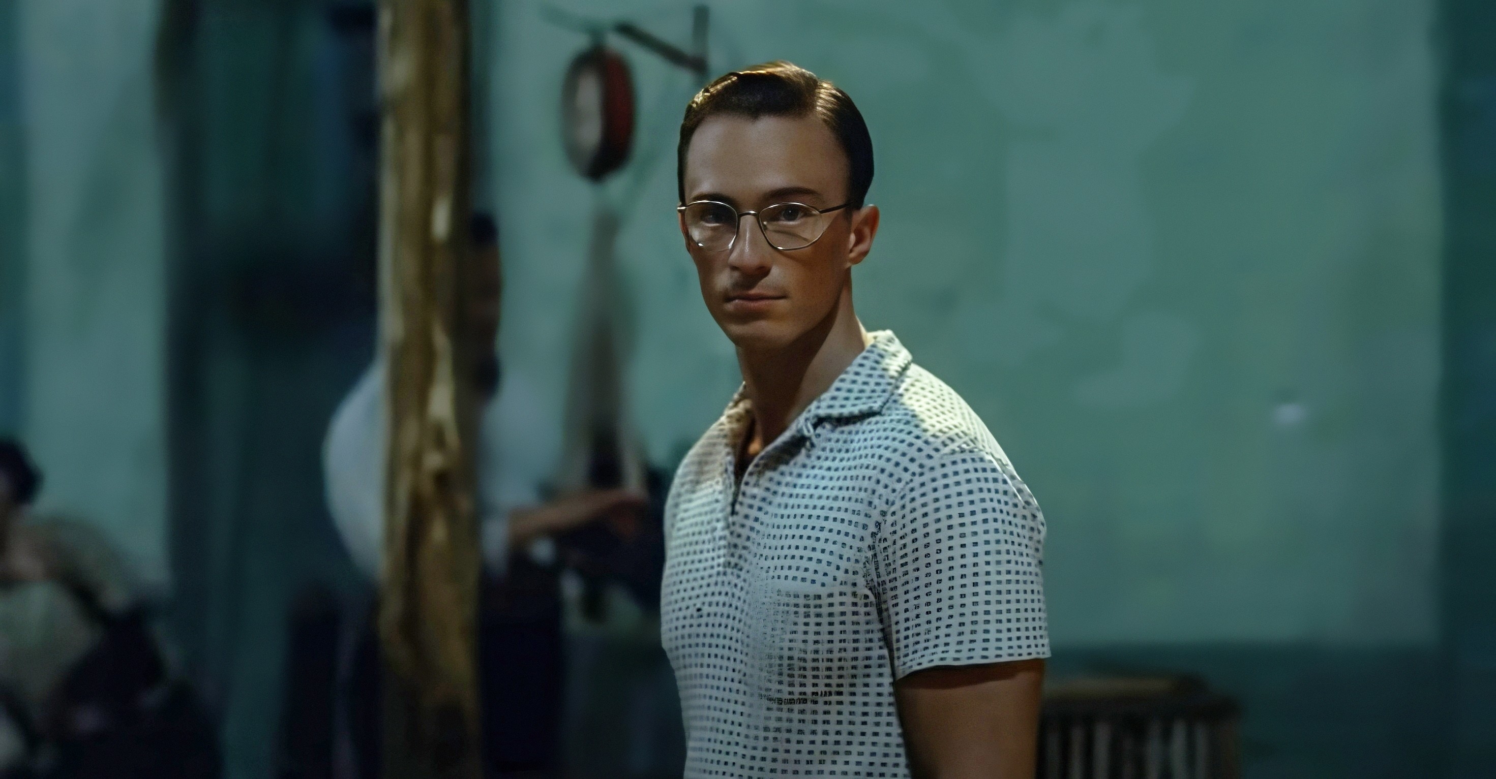 Actors Who Used Prosthetics vs. Went Full Commando