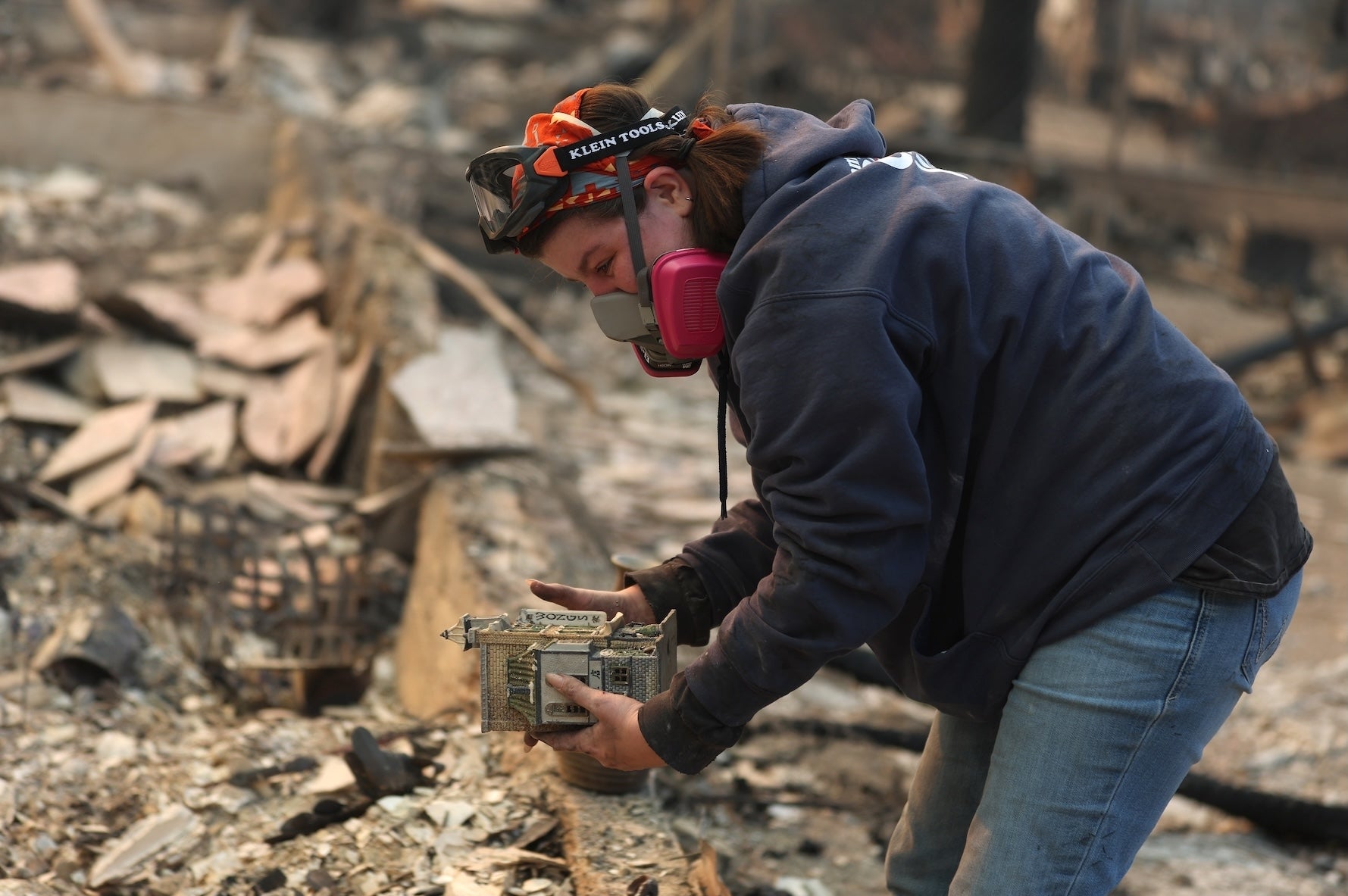 46 Photos Of Random Objects That Survived The Los Angeles Fires