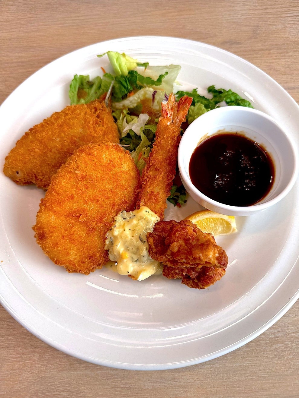 【ガスト】これが990円ってウソでしょ…！平日限定の「てんこ盛りランチ」がコスパ最強すぎる！お腹パンッパンで満足感ヤバい！《実食レビュー》