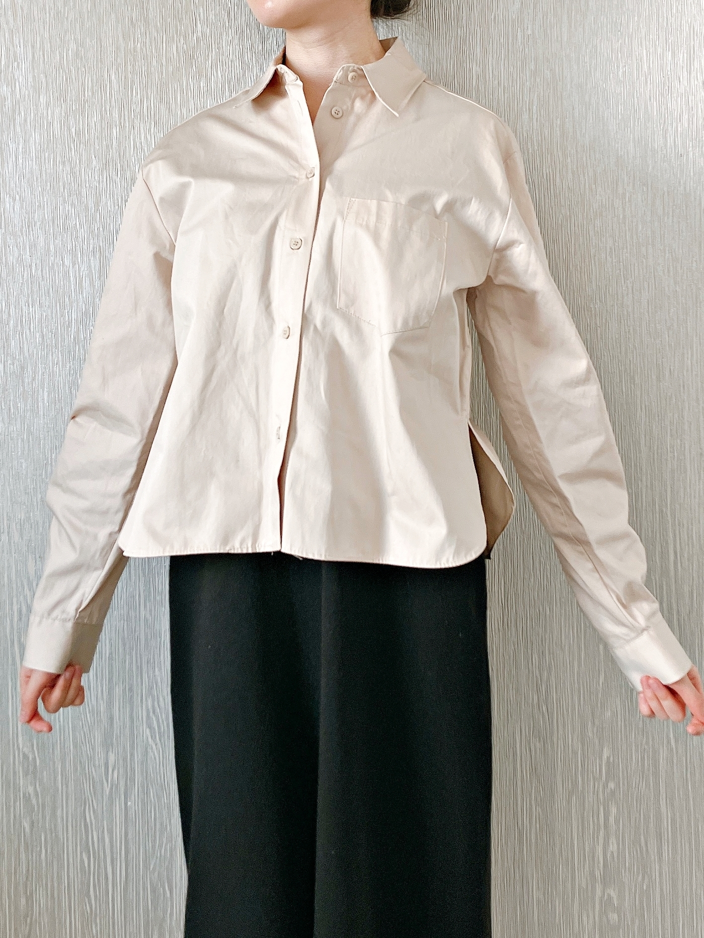 【ZARA】一年中使えてコスパ最高…！5990円→1490円の「褒められトップス」サラッとした生地感で高見えします！《着用レビュー》【画像・動画】