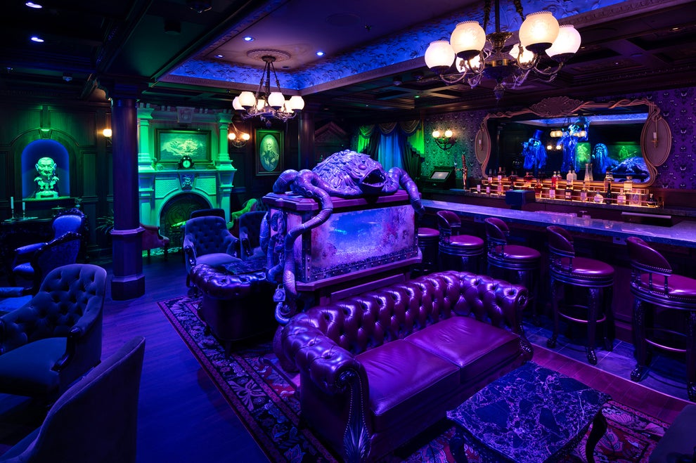 Disney's Haunted Mansion Bar: Drinks, Pics, And Review