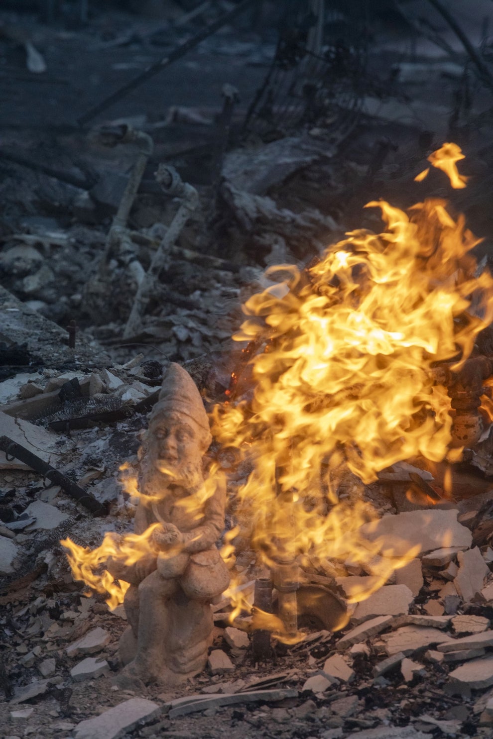 38 Truly Surreal Pictures That Show How Powerful The Fires In LA Are