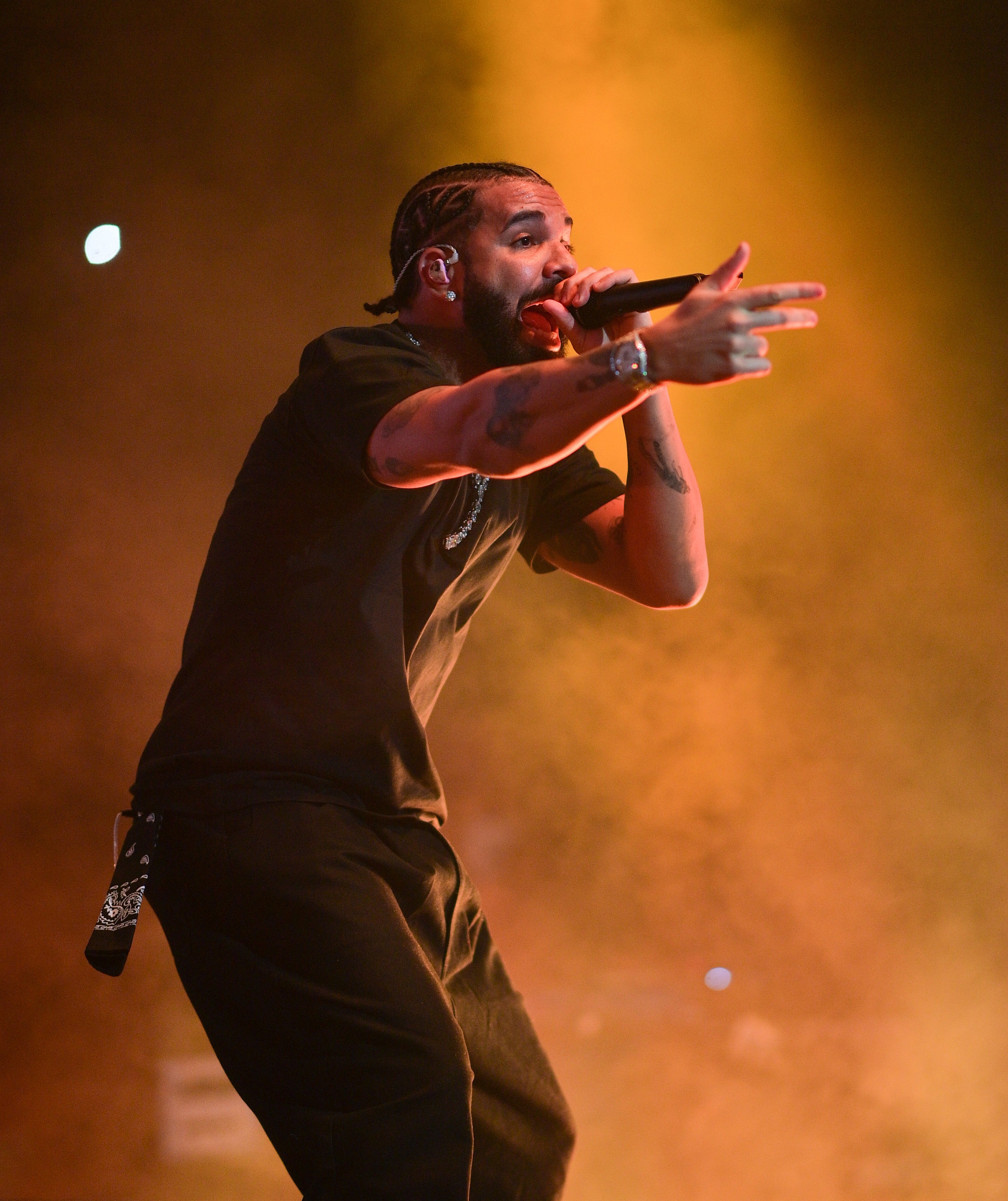 Drake Concert Photo Of Fans Begging For Money Goes Viral