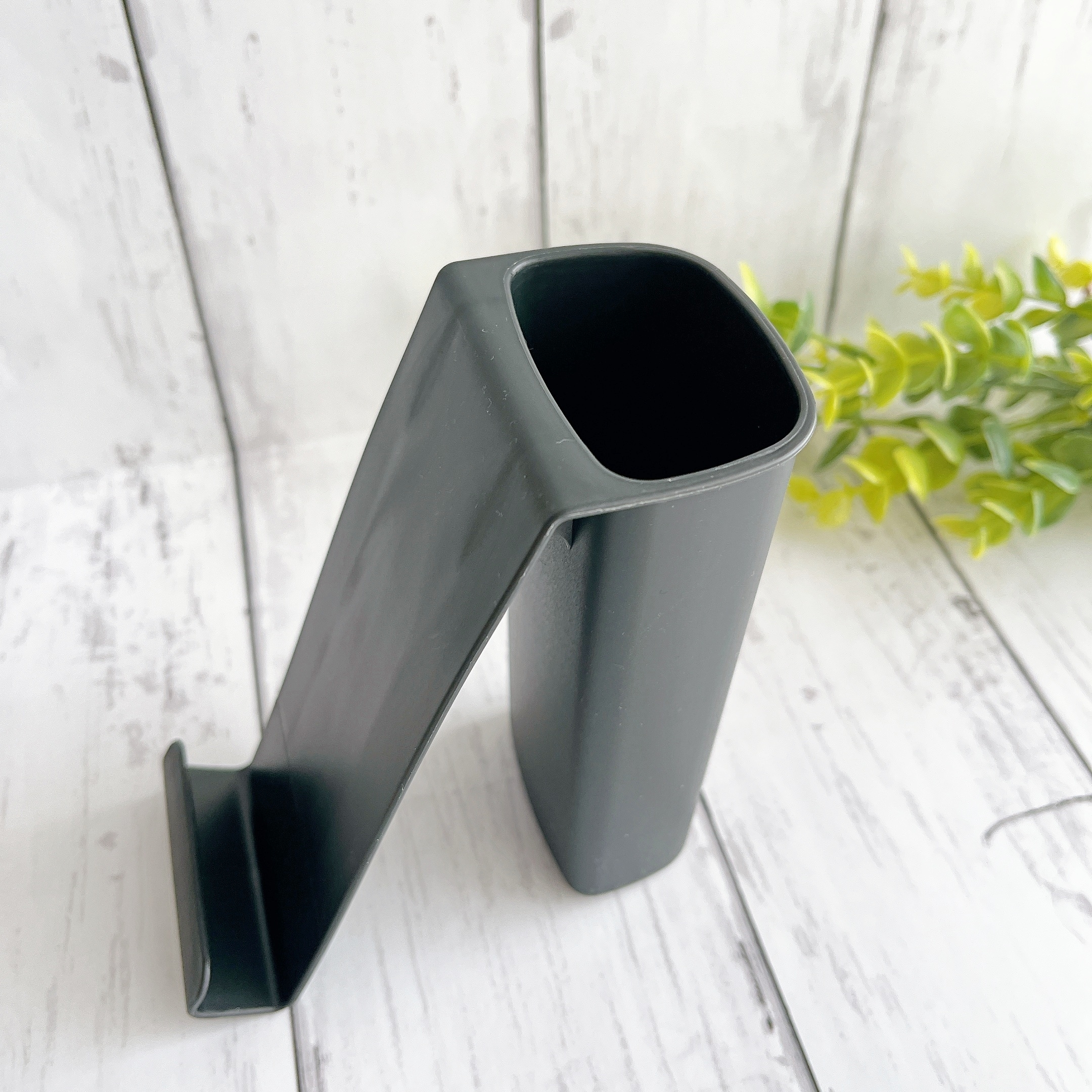 キャンドゥで隠れた名品見つけた…！机の上がスッキリする「収納つきスマホスタンド」が天才すぎます！《購入レビュー》