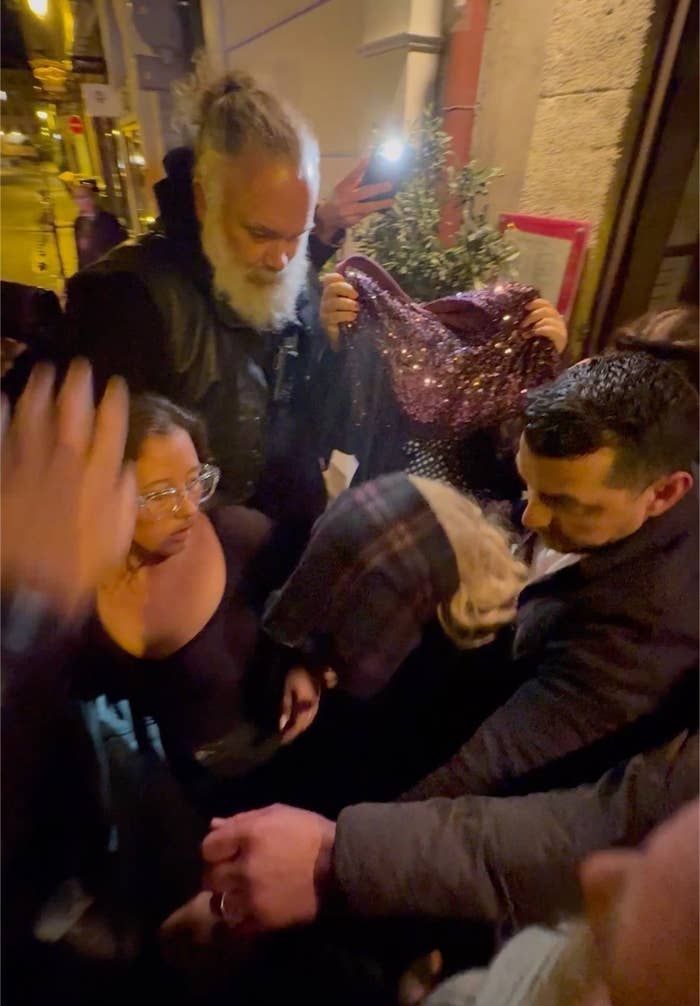 Sabrina Carpenter Shamed By Paparazzi In Viral Clip