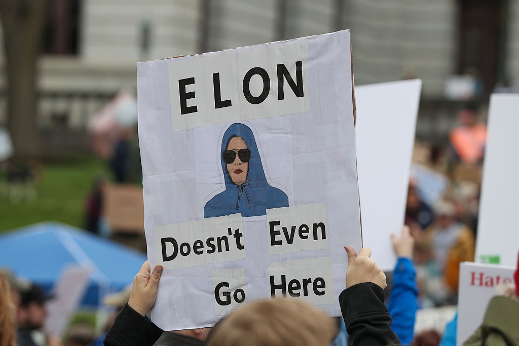 45 Of The Funniest Anti-Trump Protest Signs