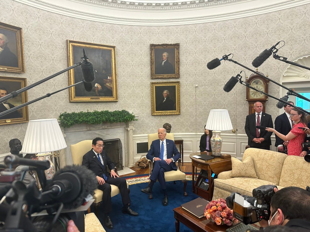 This "Then And Now" Picture Of The Oval Office Is Going Viral For Obvious Reasons