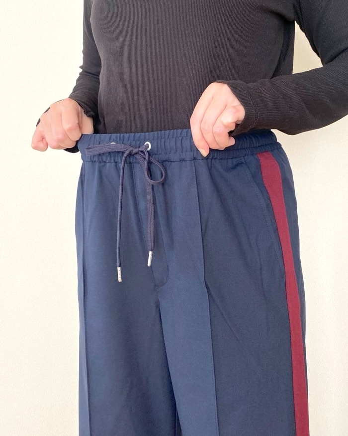 【GU】3990円→2490円に値下げ！「思わず2色買い」「40代でもいけます」シルエット最高すぎる『楽ちんパンツ』今っぽさ全開でかわいいの！《着用レビュー》【画像・動画】