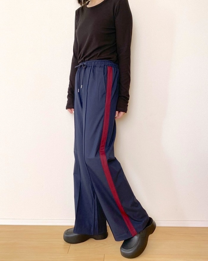 【GU】3990円→2490円に値下げ！「思わず2色買い」「40代でもいけます」シルエット最高すぎる『楽ちんパンツ』今っぽさ全開でかわいいの！《着用レビュー》【画像・動画】