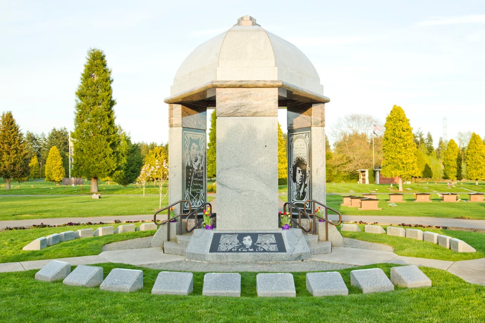 27 Celebrity Graves That Are Very Interesting To See