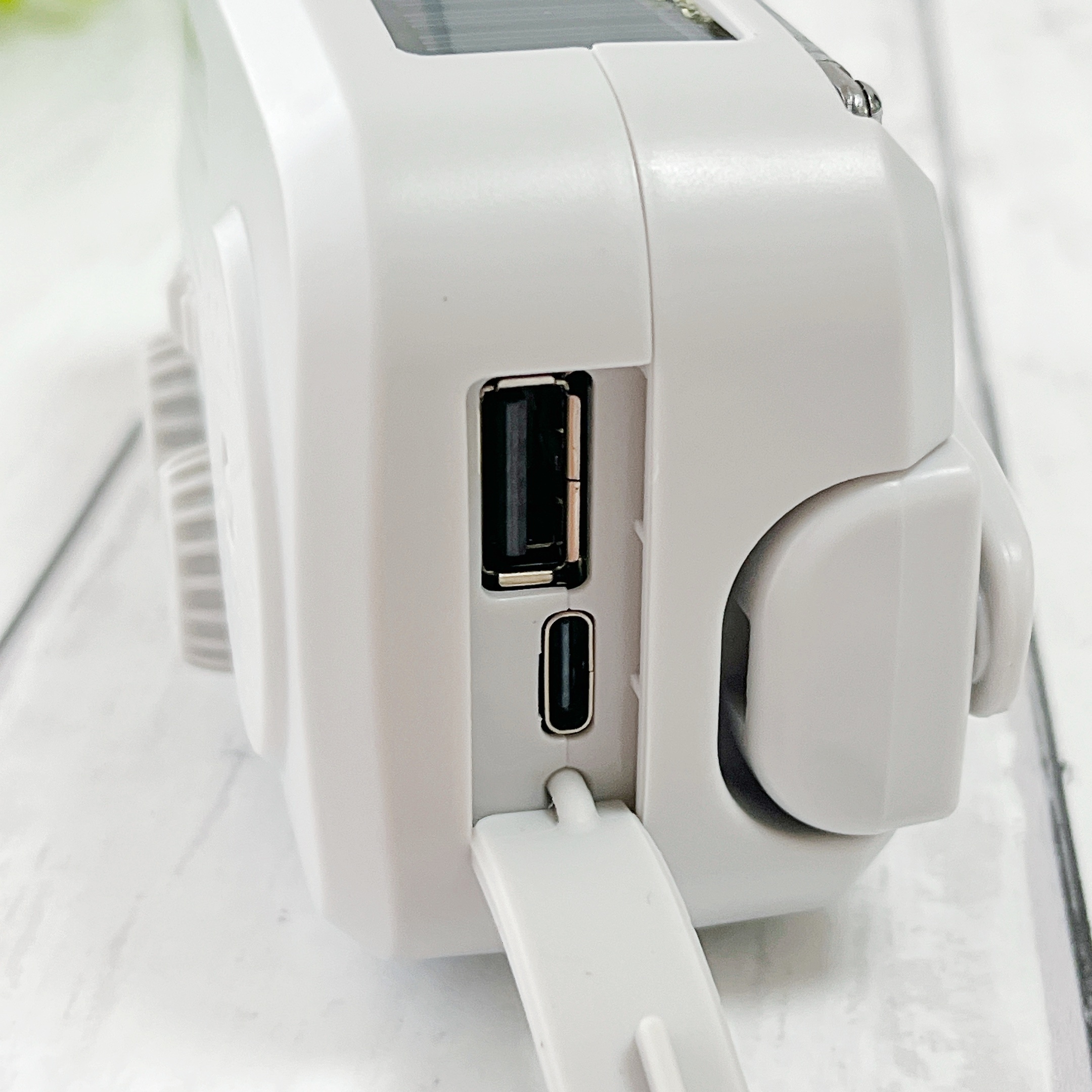 【3COINS】2750円の「多機能ラジオ」がコスパ最高すぎる…！スマホ充電やライト付きで、いざというときの備えに便利です！《正直レビュー ...