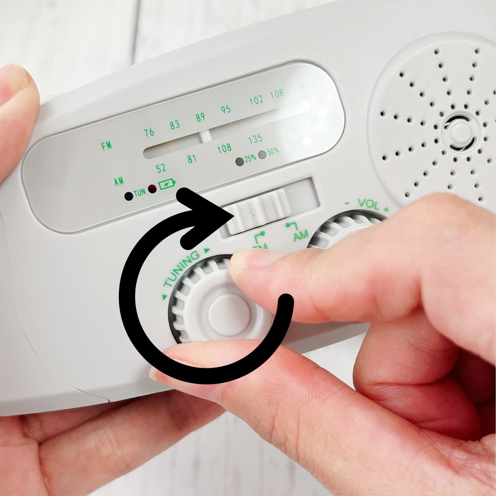 【3COINS】2750円の「多機能ラジオ」がコスパ最高すぎる…！スマホ充電やライト付きで、いざというときの備えに便利です！《正直レビュー》【画像・動画】