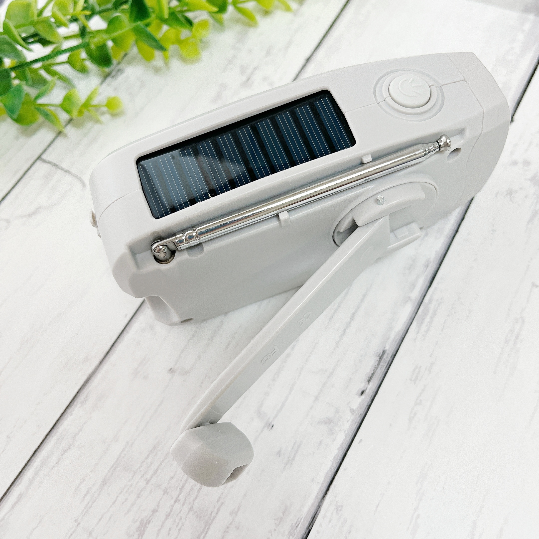 【3COINS】2750円の「多機能ラジオ」がコスパ最高すぎる…！スマホ充電やライト付きで、いざというときの備えに便利です！《正直レビュー ...