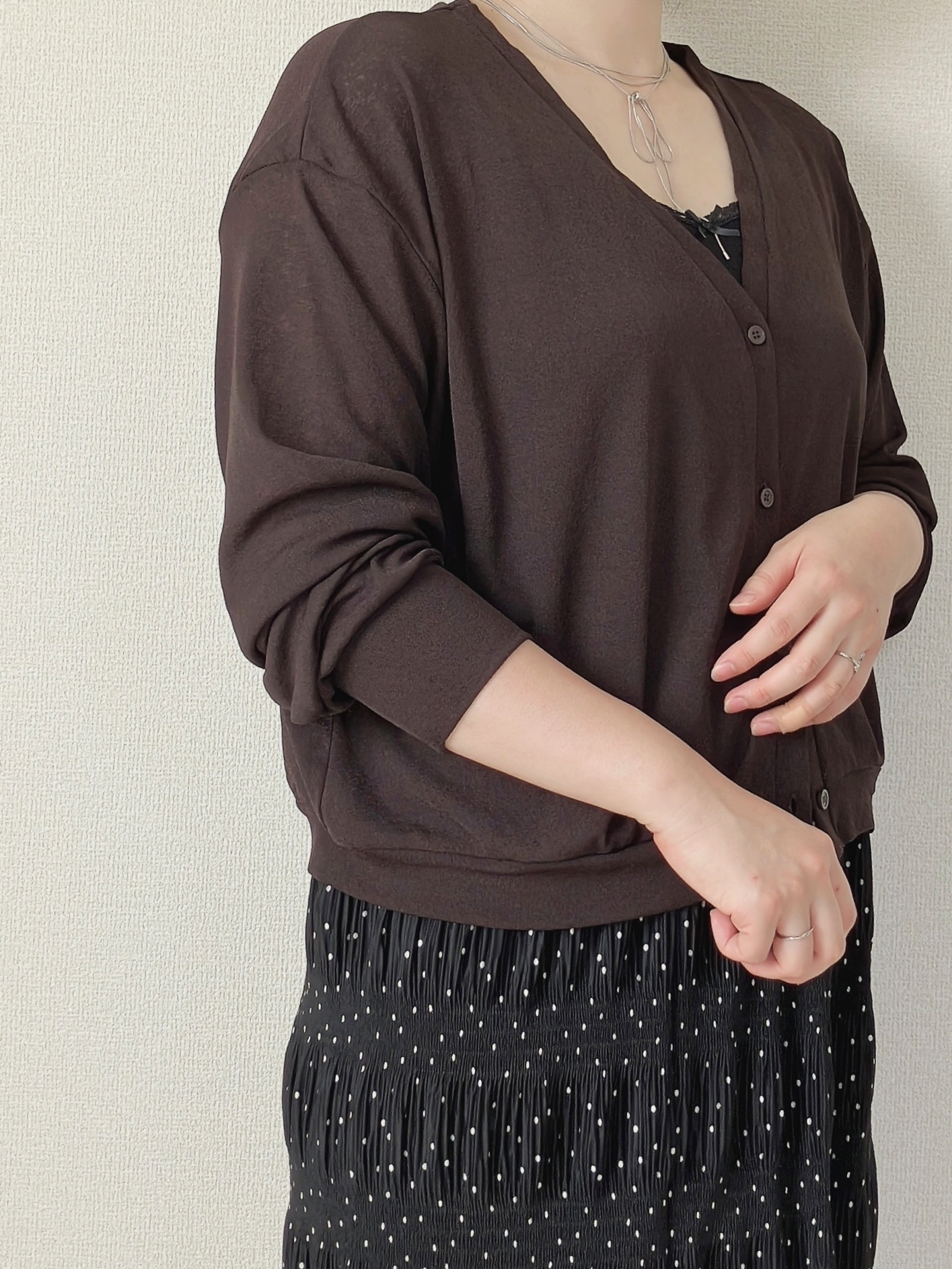 【coca】1990円の「透け感カーディガン」サッと羽織るだけで上品見え…！夏の冷房対策や体型カバーにもなって、1着あると便利！《着用レビュー》【画像・動画】