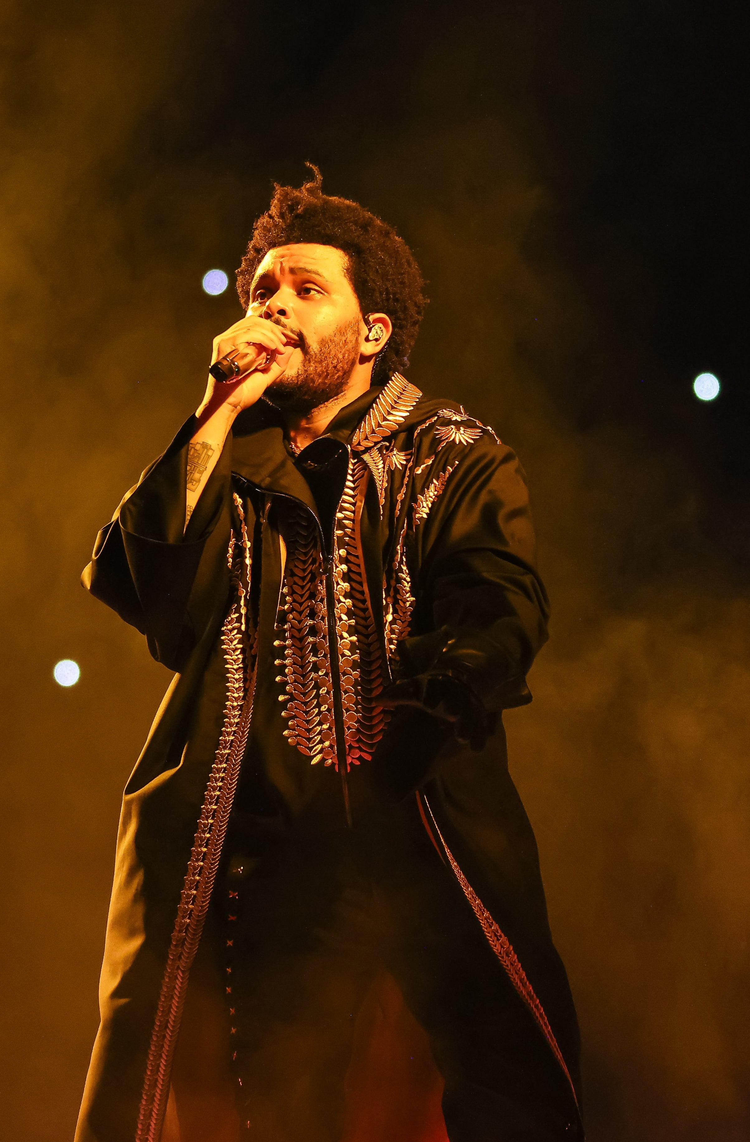 The Weeknd Reacts To Fan Throwing Underwear At Face